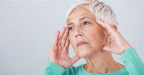 스트레스나 두통으로 고통스러워하는 여성 편두통이 있는 노인 여성은 몸이 좋지 않습니다 두통을 앓고 있는 매력적인 노인 여성의 초상화 고통을 느낀다 사진