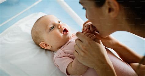 아름 다운 젊은 엄마와 그녀의 신생아 함께 사랑 행복 가족 개념 사진 Unsplash의 신생아 이미지