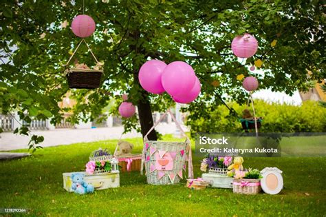 어린이 파티를위한 거리 장식 녹색 공원에서 풍선이있는 고리버들 바구니 개념에 대한 스톡 사진 및 기타 이미지 개념 개념과 주제 곰 Istock