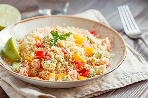 쿠 스 쿠 스 샐러드와 신선한 붉은 색과 노란색 고추 아보카도 토마토 라임 채식과 건강 식품의 개념입니다 쿠스쿠스 주식에 대한 스톡 사진 및 기타 이미지 Istock