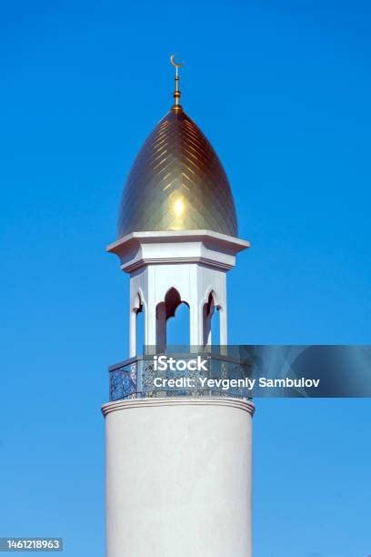 모스크에 초승달이있는 무슬림 황금 돔 하늘을 향한 미나렛 아랍의 날 이슬람교의 종교의 상징 알라를 믿는 믿음 모스크 꼭대기의 초승달 0명에 대한 스톡 사진 및 기타 이미지