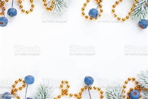 메리 크리스마스 카드 흰색 배경에 눈 덮인 녹색 전나무 가지와 푸른 겨울 열매와 Xmas 구성 테두리 0명에 대한 스톡 사진 및 기타 이미지 Istock