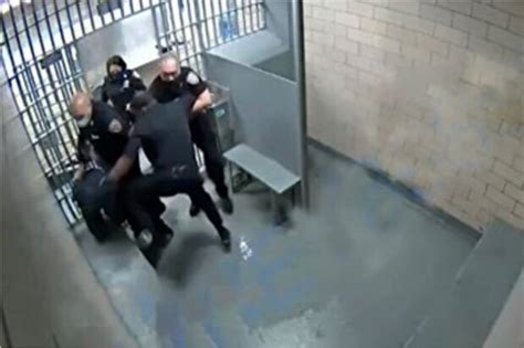 ضرب و شتم وحشیانه یک زندانی دست و پا بسته در زندان آمریکا فیلم