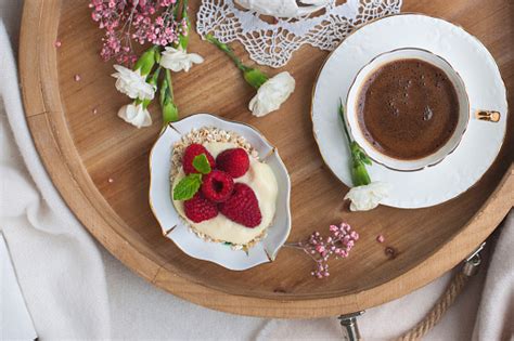 아침 식사와 향기로운 커피 나무 쟁반입니다 나무 딸기 열매와 꽃 빛 색상입니다 로맨스입니다 안녕하세요 텍스트에 대 한 장소입니다 위에서 볼 수 있습니다 갈색에 대한 스톡