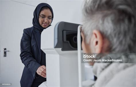 검안사 무슬림 여성 검안실에서 광학 기계로 시력 건강을 테스트하고 있다 안과 진료소의 노인 환자 스캔 진단 예약 담당자 및 안과 의사 근무 검안사에 대한 스톡 사진 및 기타