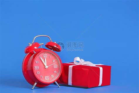 带有彩色背景圣诞礼物的闹钟高清图片下载 正版图片504232215 摄图网