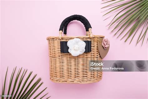고리 버들 세공 패션 여자의 가방 분홍색 배경 클로즈업 여행 및 휴가 컨셉 평면도 여름 컨셉 밀짚에 대한 스톡 사진 및 기타 이미지 Istock