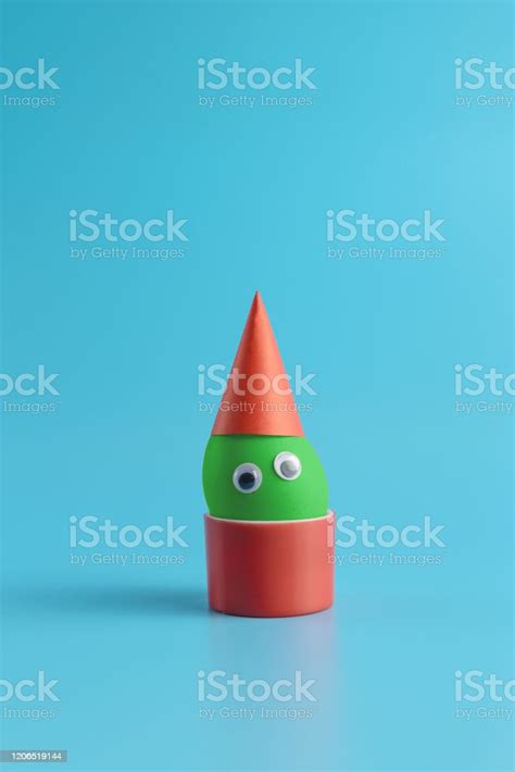 파란색 배경에 둥근 빨간 상자에 빨간 축제 모자에 눈을 가진 녹색 계란 최소한의 행복 부활절 개념 장식입니다 텍스트 모형의 공간을 복사합니다 0명에 대한 스톡 사진 및 기타