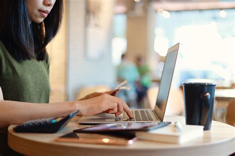 아시아 여성이 테이블에 앉아 계산기와 노트북으로 재정 계획과 예산을 세우는 장면 45 49세에 대한 스톡 사진 및 기타 이미지 45 49세 가계 개념 Istock