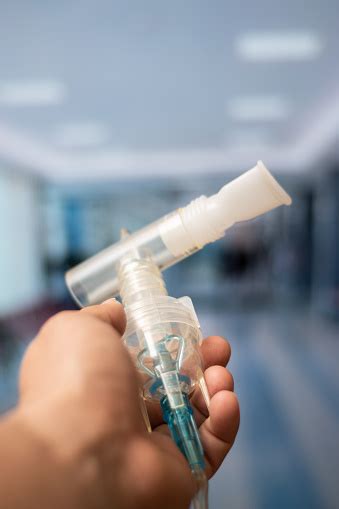 복사 공간이 있는 병원의 방에서 분무기 튜브 호흡기를 들고 있는 손의 수직 보기 연기 흡입에 대한 스톡 사진 및 기타 이미지 연기 흡입 장비 가스 압축기 Istock