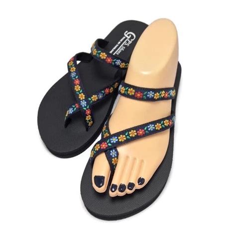 รองเท้าแตะสวมโป้ง ลายดอกไม้เย็บซับกำมะหยีอย่างดี ดีไซน์ทรงเก๋ พื้นนุ่มใส่สบายเท้า กรุณาเทียบ