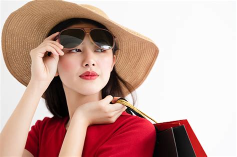 빨간 드레스와 여름 모자를 입고 쇼핑 백을 들고 아시아 여성의 초상화와 흰색 배경에 행복한 미소 가방에 대한 스톡 사진 및 기타 이미지 Istock