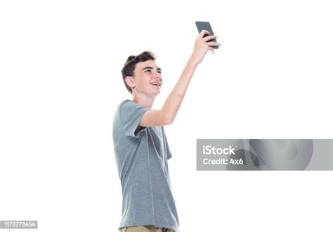 사이드 뷰프로필 보기전체 길이한 남자 만 1 213 세 잘 생긴 남자젊은 남자 남자십 대 소년 미소행복쾌활 한 흰색 배경 앞에 서 긍정적인 감정 표현에 대한 스톡 사진 및
