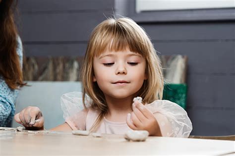 창작 세션 동안 실내에서 모델링 점토로 만드는 어린이 공예 감각 지각에 대한 스톡 사진 및 기타 이미지 감각 지각 개발 공예 Istock