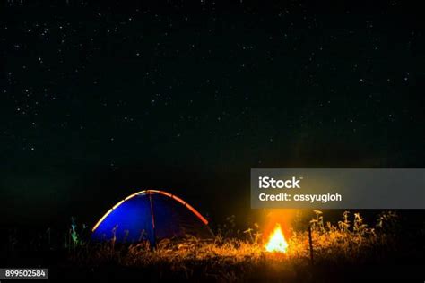 밤 캠핑입니다 별이 가득 놀라운 밤 하늘 아래 조명된 텐트 근처 캠프 파이어 밤 하루 시간대에 대한 스톡 사진 및 기타 이미지 밤 하루 시간대 별 불 Istock