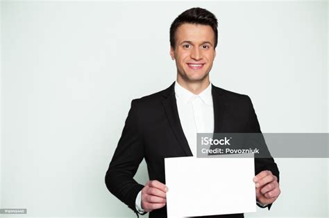 귀하의 광고에 대 한 장소입니다 현대 잘생긴 세련 된 웃는 젊은 사업가 그의 손에 있는 화이트 보드와 함께 개념에 대한 스톡