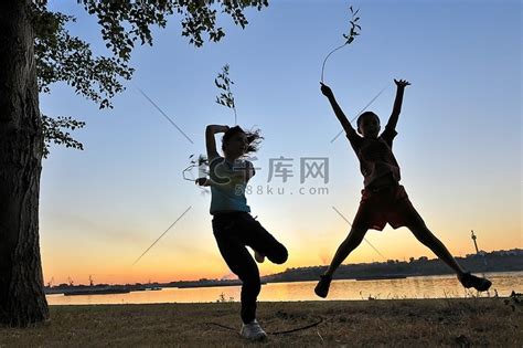 孩子们迎着太阳跳封面摄影人物活动高清摄影大图 千库网