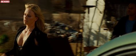 Голая Шарлиз Терон в Хэнкок