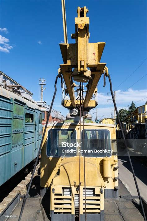 기차역 플랫폼 옆에 오래 된 녹슨 증기 기관차 레트로 기차 가을에 대한 스톡 사진 및 기타 이미지 가을 강철 검은색 Istock