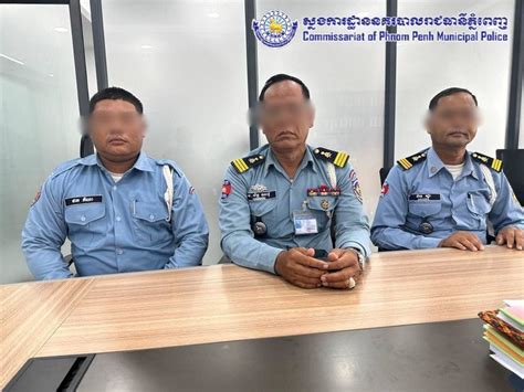 មន្ត្រី ចរាចរណ៍ ០២ រូបនិង កិច្ចសន្យា មួយ រូបត្រូវ ដក បញ្ឈរជើងក្រោយ ចាប់ ឡាន ឆ្លង ភ្លើងស្តុបខុស