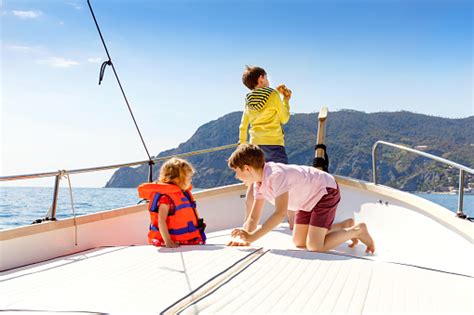 두 어린 아이 소년과 항해 보트 여행을 즐기는 유아 소녀 화창한 날에 바다 또는 바다에서 가족 휴가 아이들은 웃고 있습니다 형제 자매 형제 는 요트에 재미 가족에 대한 스톡