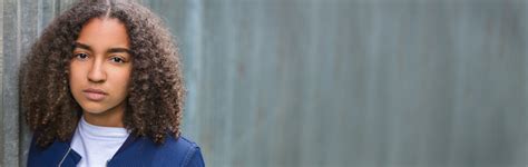 아름다운 혼합 인종 아프리카 계 미국인 소녀 소녀 젊은 여자 외부 찾고 슬픈 우울 또는 사려 깊은 슬픔에 대한 스톡 사진 및 기타 이미지 Istock