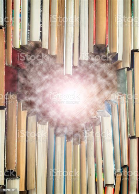 나무 바닥 배경에 오래 된 빈티지 책에서 하트 모양의 사랑 개념입니다 오픈 북 하트 모양의 사랑의 빈티지 톤 톤 스타일 구성 0