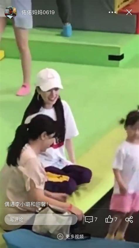李小璐被偶遇帶女兒玩蹦床，長髮披肩，笑容如花，難見一家同框 每日頭條