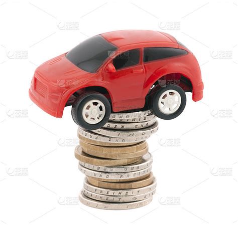 一堆欧元硬币上的红色玩具车