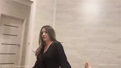 Ungeplanter Sex an einem öffentlichen Ort Ich überredete sie zum Sex auf dem Flur wir wurden