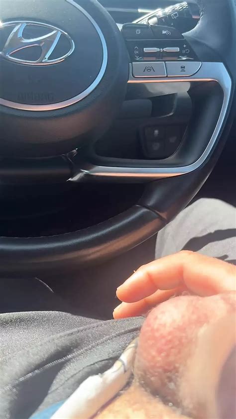 欲火中烧，差点被抓住，勾引我的朋友并操他，因为他无法抗拒我的鸡巴。 Xhamster