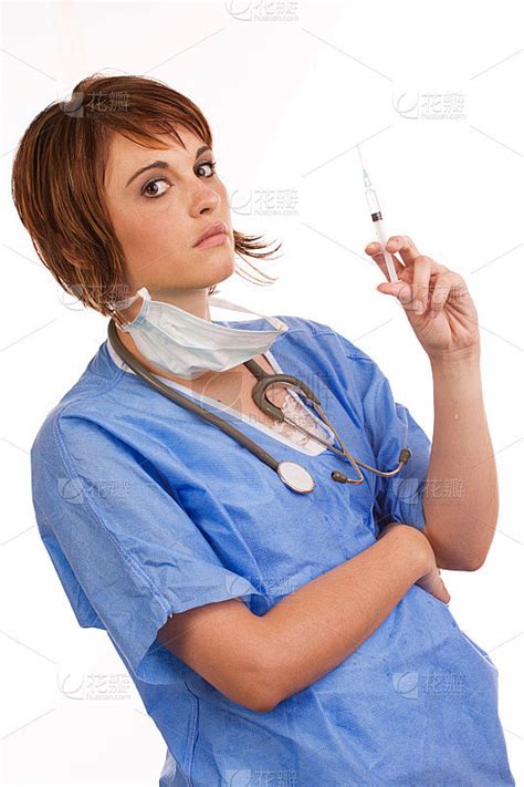 年轻女医生拿着注射器