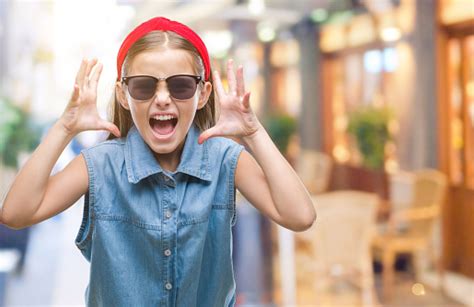 미친 미친 무기와 성공을 위한 축 하 하는 고립 된 배경 위에 선글라스를 입고 아름 다운 소녀는 제기 하 고 흥분 비명 눈을 폐쇄 우승자 개념 금발 머리에 대한 스톡 사진