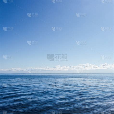 深蓝色的大海和天空