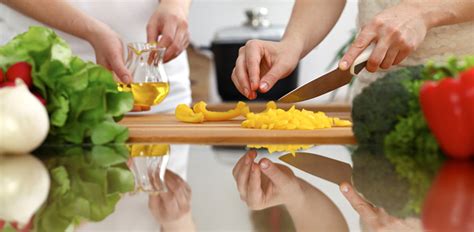 부엌에서 요리 하는 인간의 손에의 근접 촬영 어머니와 딸 또는 신선한 샐러드 야채를 절단 하는 두 여자 친구 우정 가족 저녁 식사 및 라이프 스타일 개념 가까운에 대한 스톡