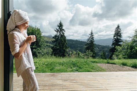 산 언덕에서 커피 한 잔과 함께 화창한 아침을 즐기는 아름다운 여성 고요함 텍스트 공간 관광에 대한 스톡 사진 및 기타 이미지
