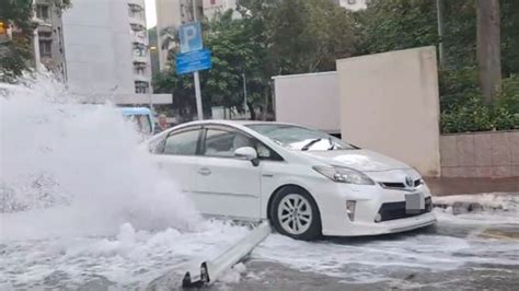 有片長沙灣東京街爆地下鹹水管 激噴路邊車輛 網民中秋噴泉 星島日報