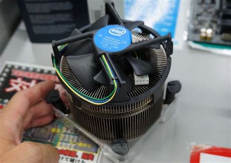 英特尔原装散热器安装 英原装散热器 英原装风扇安装 大山谷图库