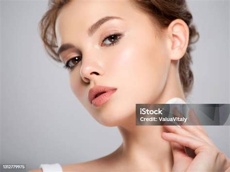 그녀의 손에 면 패드를 가진 젊은 백인 여성의 아름다운 얼굴 고립 예쁜 흰색 모델은 그녀의 얼굴을 돌봅니다 면 봉봉으로 메이크업 제거 20 24세에 대한 스톡 사진 및 기타