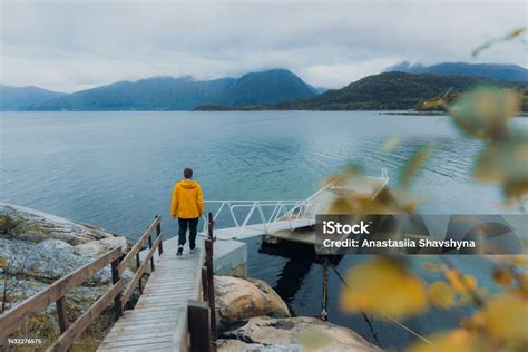 노르웨이의 산의 전망과 함께 바다로 가을 시간을 생각하는 남자의 뒷모습 30 34세에 대한 스톡 사진 및 기타 이미지 30 34세 9월 Hd 포맷 Istock