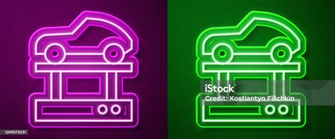 보라색과 녹색 배경에 고립 된 리프트 아이콘에 빛나는 네온 라인 수리 자동차 언더바디 서스펜션 휠 및 엔진의 수리 벡터 일러스트레이션 건강 진단에 대한 스톡 벡터 아트 및