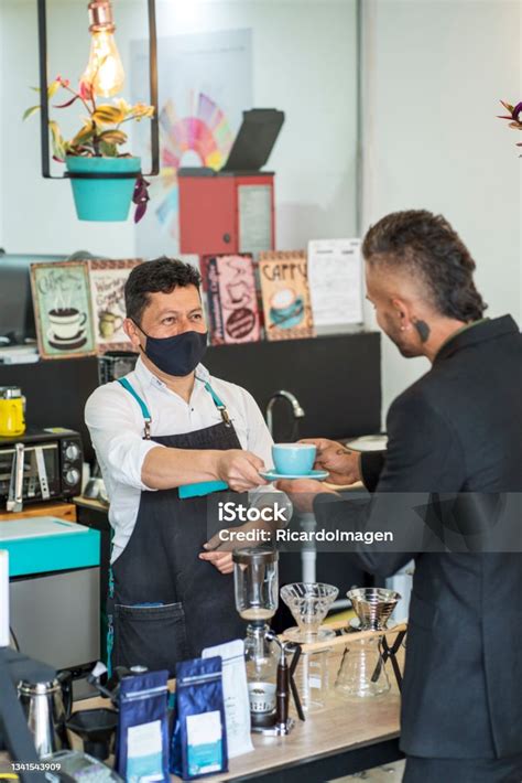 커피 공장의 라틴계 남성 직원이 고객을 위해 커피를 준비하는 바 안에 서 있습니다 기계류에 대한 스톡 사진 및 기타 이미지 기계류 기업 비즈니스 남자 Istock