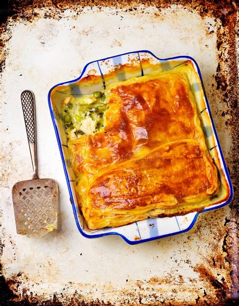 Torta Da Massa Folhada Com Galinha E Vegetais Foto De Stock Imagem De