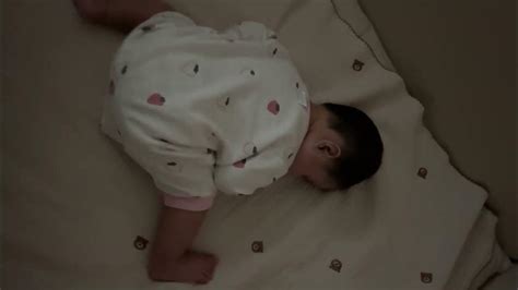 응가한채로 잠들어버린 다콩씨🫢 8개월아기육아일상 서기지옥 Youtube