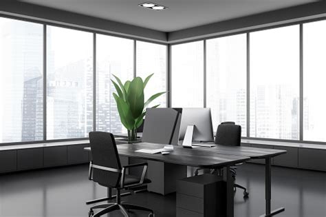 Pc 컴퓨터와 고층 빌딩의 파노라마 창이 있는 회색 작업 공간 인테리어 0명에 대한 스톡 사진 및 기타 이미지 0명 3차원 형태 가구 Istock