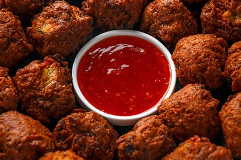 인도 Pakora 스낵 매운 양파 검은 접시에 고추 소스와 함께 붉은 고추 0명에 대한 스톡 사진 및 기타 이미지 0명 거리 구 Istock