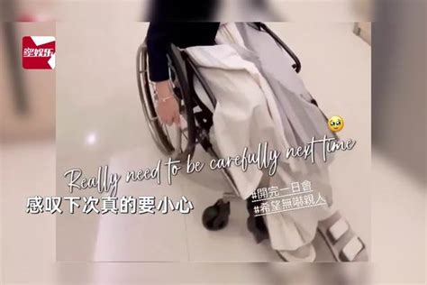 50岁黎姿运动弄伤膝盖半月板及韧带撕裂杵拐杖坐轮椅坚持上班 韧带撕裂 黎姿 拐杖