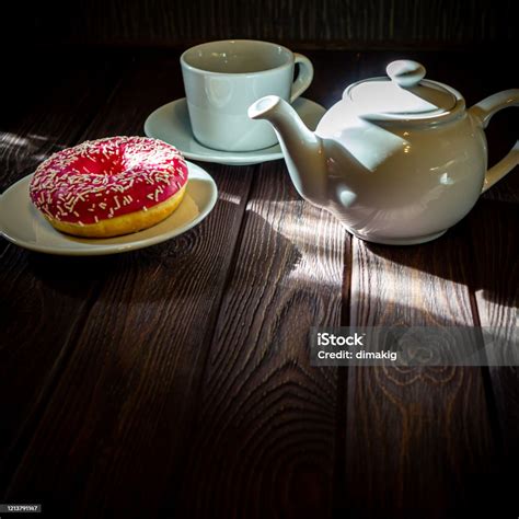 나무 테이블에 흰색 접시에 흰색 찻잔 흰 찻주전자와 도넛 0명에 대한 스톡 사진 및 기타 이미지 0명 5시 검은색 Istock