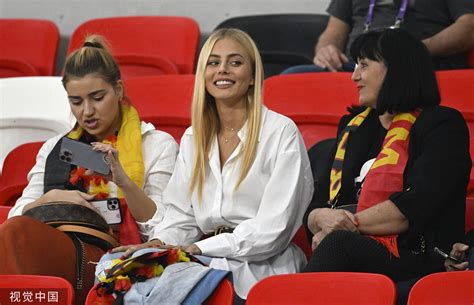 高清图：太甜了！库尔图瓦赛后与未婚妻看台拥吻 搜狐大视野 搜狐新闻