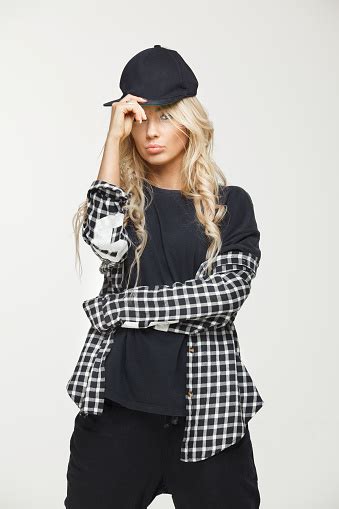 흰색 바탕에 손 바이 저 모자를 들고 여자의 초상화입니다 유행 여자의 약탈 샷 T 셔츠에 대한 스톡 사진 및 기타 이미지 T 셔츠 귀여운 금발 머리 Istock